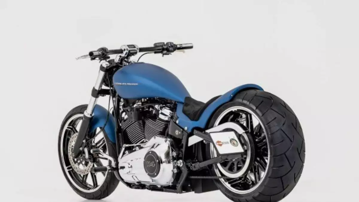 Harley-Davidson Breakout Custombike 'Blue Hero' by Bündnerbike