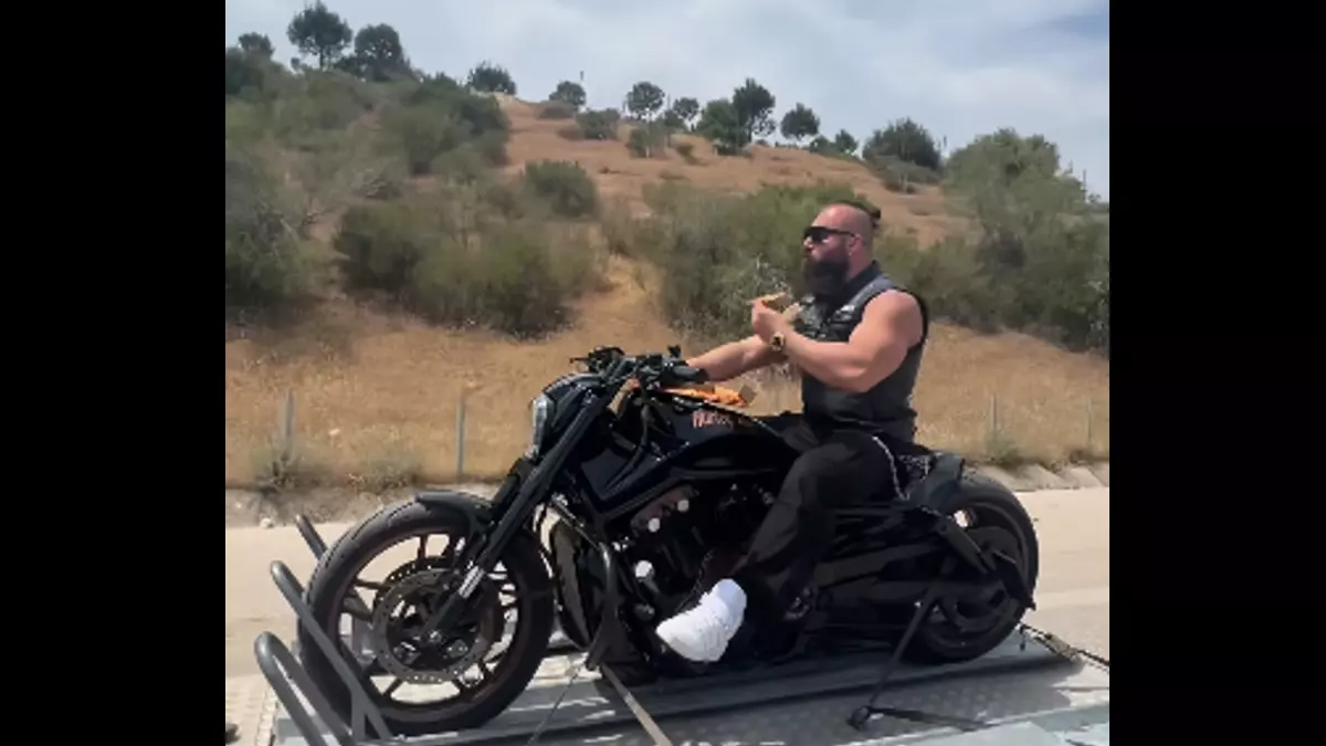 A funny moment on a motorcycle eating a pizza by Breakboyz